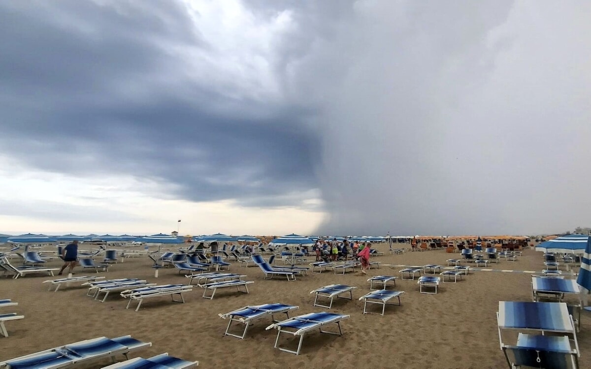 Nubifragio e fuggi fuggi dalla spiaggia. Temperature ancora gradevoli ...