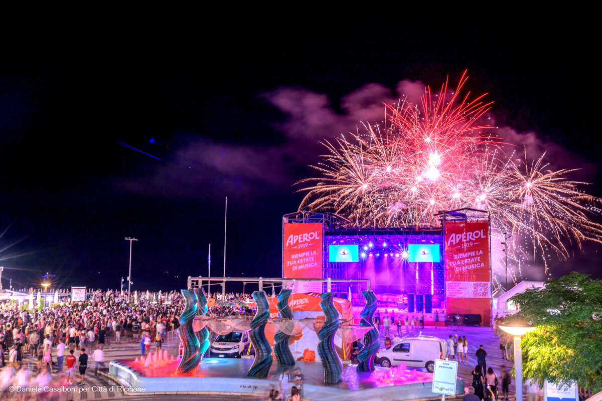 Festival del Sole e fuochi d’artificio: la Notte Rosa a Riccione dà ...